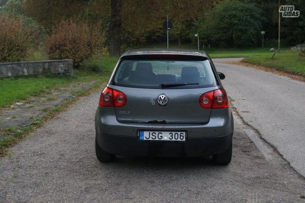 Pelēks Volkswagen Golf 2005 Viļņa, ar dzinēja tilpumu 1.90 L un nobraukumu 242 tūkst. km par 950 €, foto 6 vietnē AUTOMOTO.COM.LV