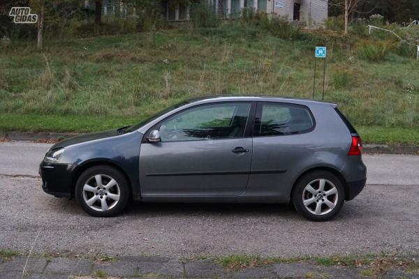 Pelēks Volkswagen Golf 2005 Viļņa, ar dzinēja tilpumu 1.90 L un nobraukumu 242 tūkst. km par 950 €, foto 8 vietnē AUTOMOTO.COM.LV