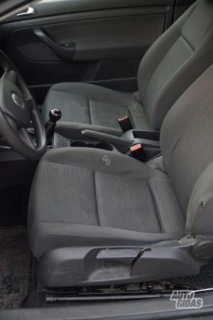 Pelēks Volkswagen Golf 2005 Viļņa, ar dzinēja tilpumu 1.90 L un nobraukumu 242 tūkst. km par 950 €, foto 18 vietnē AUTOMOTO.COM.LV