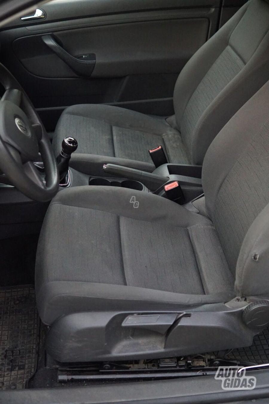 Pelēks Volkswagen Golf 2005 Viļņa, ar dzinēja tilpumu 1.90 L un nobraukumu 242 tūkst. km par 950 €, foto 18 vietnē AUTOMOTO.COM.LV