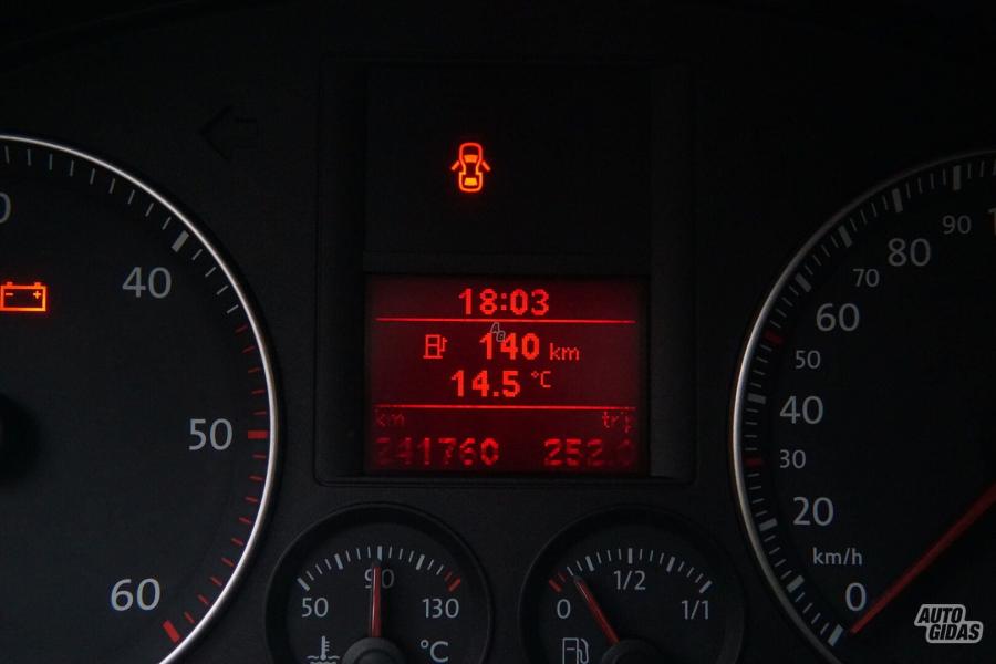 Pelēks Volkswagen Golf 2005 Viļņa, ar dzinēja tilpumu 1.90 L un nobraukumu 242 tūkst. km par 950 €, foto 19 vietnē AUTOMOTO.COM.LV
