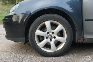 Pelēks Volkswagen Golf 2005 Viļņa, ar dzinēja tilpumu 1.90 L un nobraukumu 242 tūkst. km par 950 €, foto 23 vietnē AUTOMOTO.COM.LV