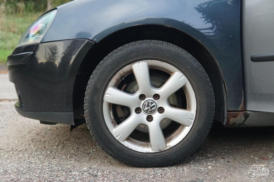 Pelēks Volkswagen Golf 2005 Viļņa, ar dzinēja tilpumu 1.90 L un nobraukumu 242 tūkst. km par 950 €, foto 23 vietnē AUTOMOTO.COM.LV