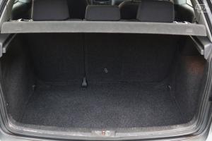 Pelēks Volkswagen Golf 2005 Viļņa, ar dzinēja tilpumu 1.90 L un nobraukumu 242 tūkst. km par 950 €, foto 24 vietnē AUTOMOTO.COM.LV