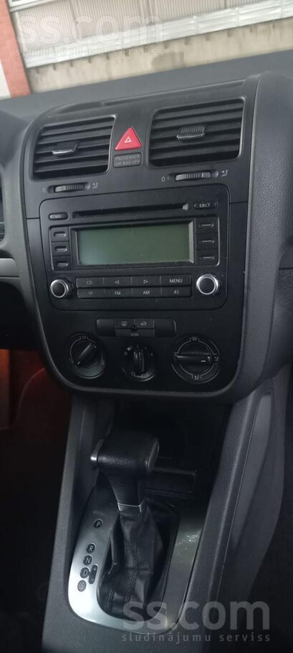 Pelēks Volkswagen Golf 2006 Rīga, ar dzinēja tilpumu 1.60 L un nobraukumu 221 tūkst. km par 3200 €, foto 4 vietnē AUTOMOTO.COM.LV