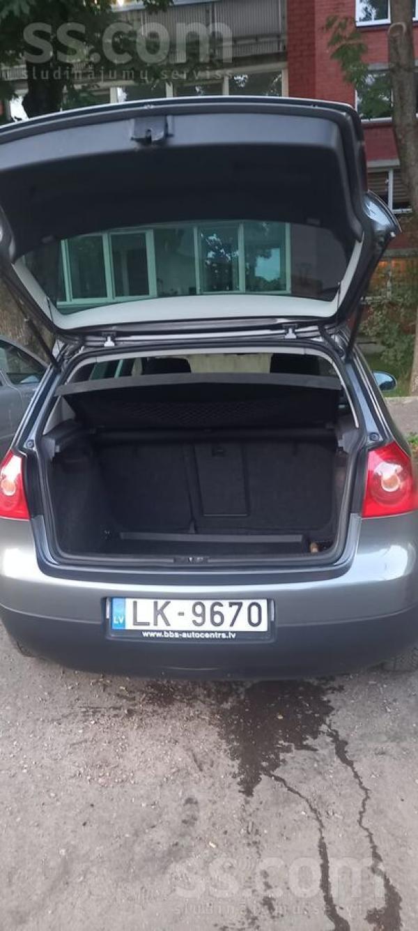 Pelēks Volkswagen Golf 2006 Rīga, ar dzinēja tilpumu 1.60 L un nobraukumu 221 tūkst. km par 3200 €, foto 5 vietnē AUTOMOTO.COM.LV