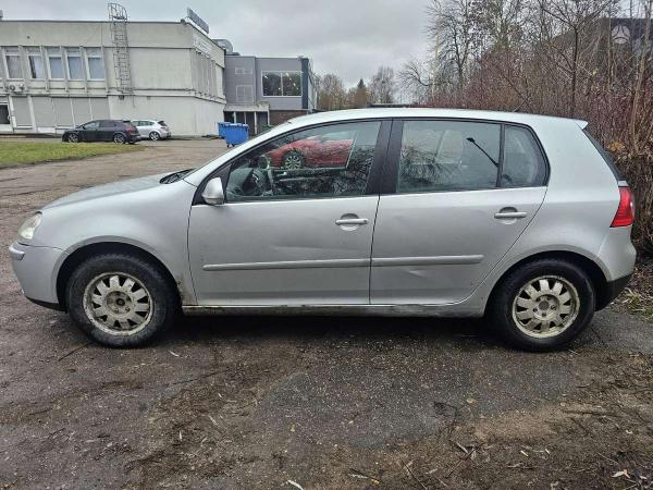 Pelēks Volkswagen Golf 2006 Kauņa, ar dzinēja tilpumu 1.97 L un nobraukumu 411 tūkst. km par 1050 €, foto 2 vietnē AUTOMOTO.COM.LV