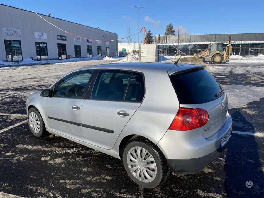 Pelēks Volkswagen Golf 2006 Kauņa, ar dzinēja tilpumu 1.90 L un nobraukumu 294 tūkst. km par 1600 €, foto 3 vietnē AUTOMOTO.COM.LV