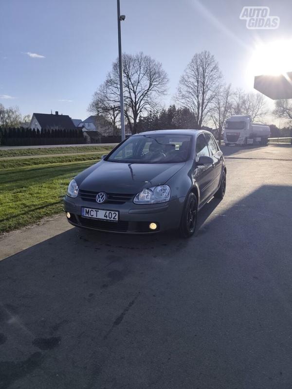 Pelēks Volkswagen Golf 2006 Viļņa, ar dzinēja tilpumu 1.60 L un nobraukumu 306 tūkst. km par 1500 €, foto 1 vietnē AUTOMOTO.COM.LV