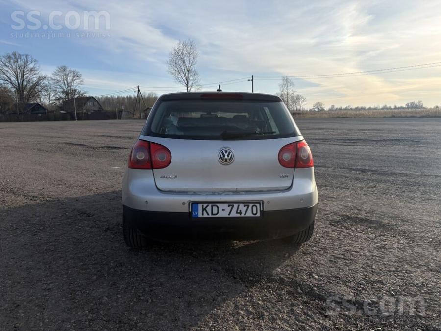 Grey Volkswagen Golf 2006 in Kraslava, with an engine capacity of 1.90 L and mileage of 403 thousand km for 900 €, photo 4 on AUTOMOTO.COM.LV