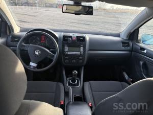 Grey Volkswagen Golf 2006 in Kraslava, with an engine capacity of 1.90 L and mileage of 403 thousand km for 900 €, photo 7 on AUTOMOTO.COM.LV