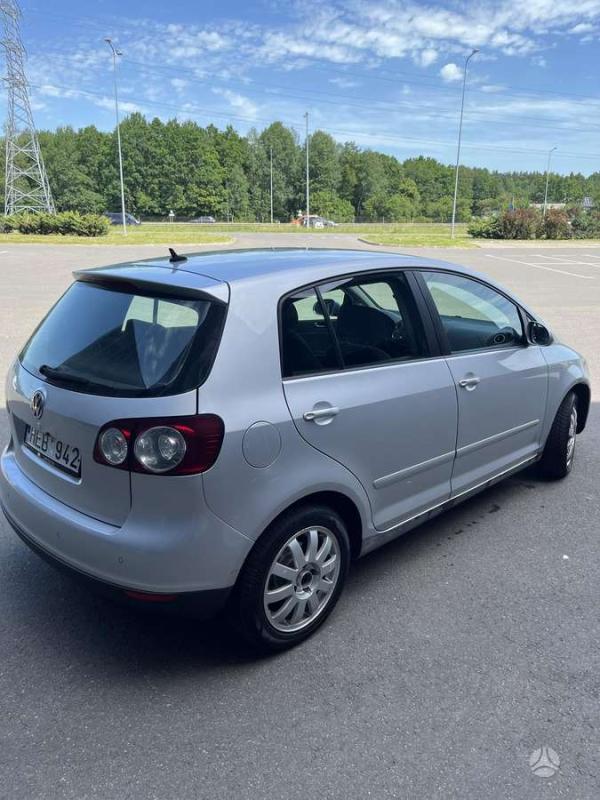 Pelēks Volkswagen Golf 2006 Kauņa, ar dzinēja tilpumu 1.90 L un nobraukumu 230 tūkst. km par 1950 €, foto 3 vietnē AUTOMOTO.COM.LV