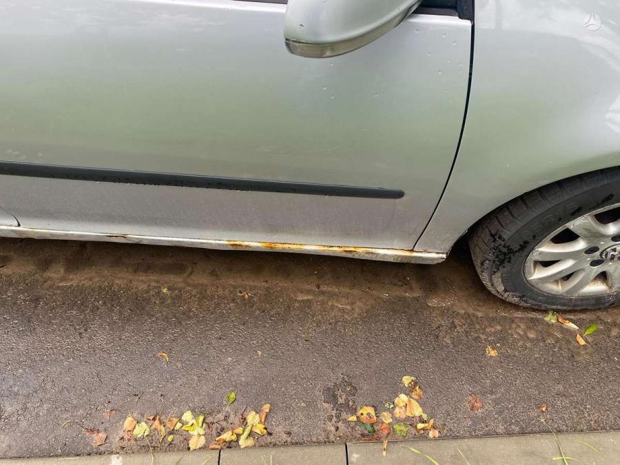 Grey Volkswagen Golf 2006 in Kaunas, with an engine capacity of 1.97 L and mileage of 530 thousand km for 999 €, photo 7 on AUTOMOTO.COM.LV