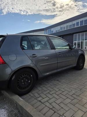Pelēks Volkswagen Golf 2006 Kauņa, ar dzinēja tilpumu 1.60 L un nobraukumu 239 tūkst. km par 1500 €, foto 4 vietnē AUTOMOTO.COM.LV
