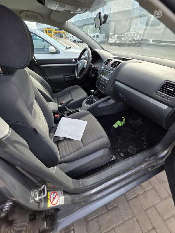 Grey Volkswagen Golf 2006 in Kaunas, with an engine capacity of 1.60 L and mileage of 239 thousand km for 1500 €, photo 8 on AUTOMOTO.COM.LV