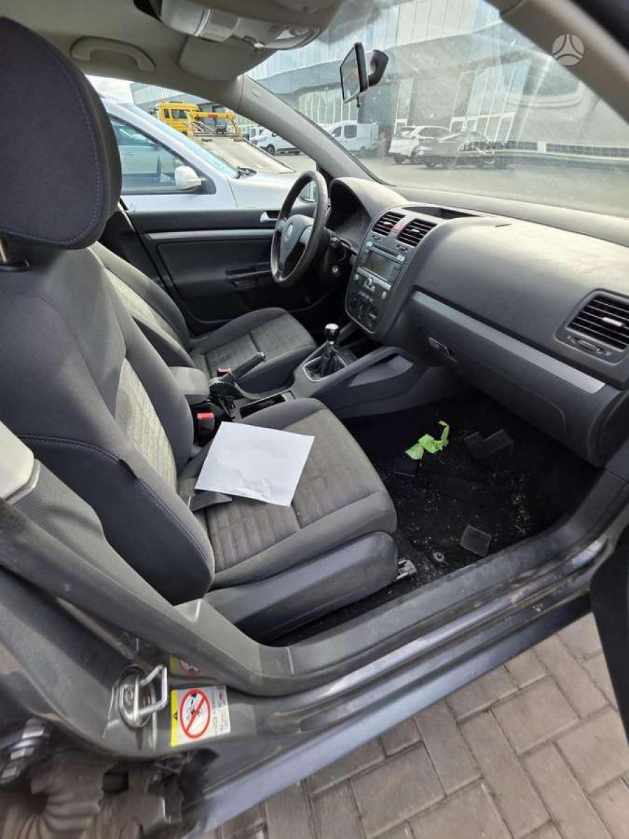 Pelēks Volkswagen Golf 2006 Kauņa, ar dzinēja tilpumu 1.60 L un nobraukumu 239 tūkst. km par 1500 €, foto 9 vietnē AUTOMOTO.COM.LV