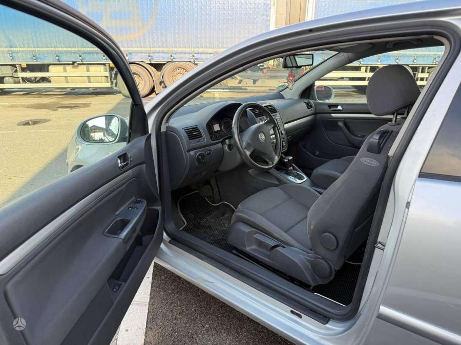 Grey Volkswagen Golf 2006 in Kaunas, with an engine capacity of 1.97 L and mileage of 320 thousand km for 1950 €, photo 8 on AUTOMOTO.COM.LV