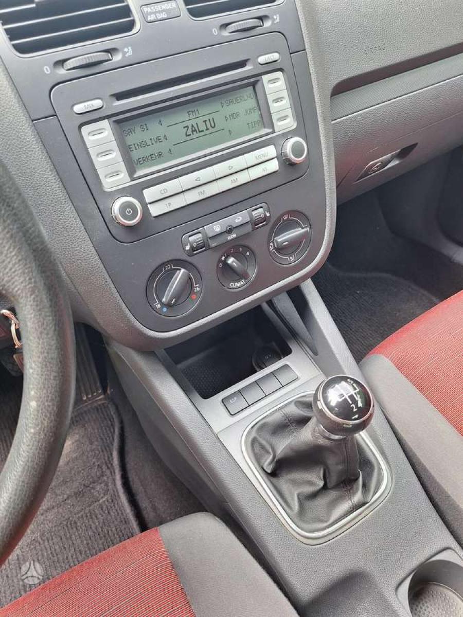 Pelēks Volkswagen Golf 2006 Biržai, ar dzinēja tilpumu 1.39 L un nobraukumu 146 tūkst. km par 2150 €, foto 8 vietnē AUTOMOTO.COM.LV