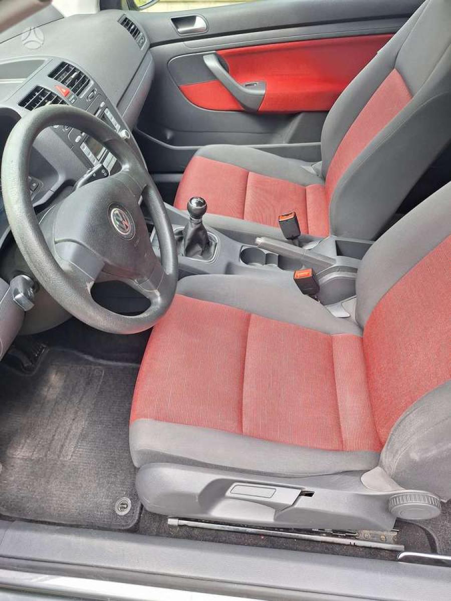 Pelēks Volkswagen Golf 2006 Biržai, ar dzinēja tilpumu 1.39 L un nobraukumu 146 tūkst. km par 2150 €, foto 9 vietnē AUTOMOTO.COM.LV
