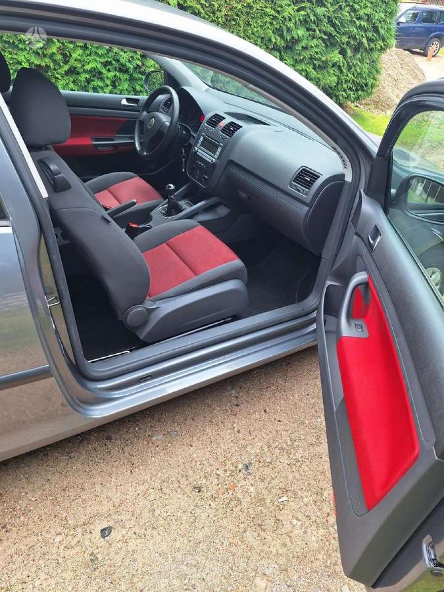 Pelēks Volkswagen Golf 2006 Biržai, ar dzinēja tilpumu 1.39 L un nobraukumu 146 tūkst. km par 2150 €, foto 12 vietnē AUTOMOTO.COM.LV