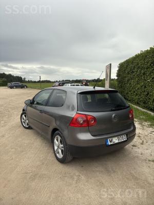Pelēks Volkswagen Golf 2006 Bauska, ar dzinēja tilpumu 1.90 L un nobraukumu 295 tūkst. km par 2500 €, foto 4 vietnē AUTOMOTO.COM.LV