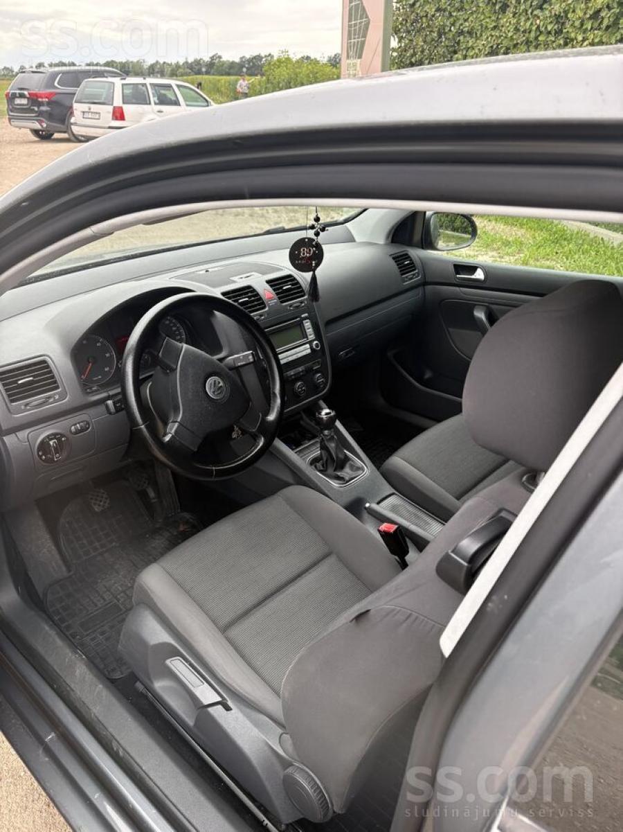 Pelēks Volkswagen Golf 2006 Bauska, ar dzinēja tilpumu 1.90 L un nobraukumu 295 tūkst. km par 2500 €, foto 8 vietnē AUTOMOTO.COM.LV