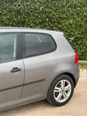 Pelēks Volkswagen Golf 2006 Bauska, ar dzinēja tilpumu 1.90 L un nobraukumu 295 tūkst. km par 2300 €, foto 3 vietnē AUTOMOTO.COM.LV