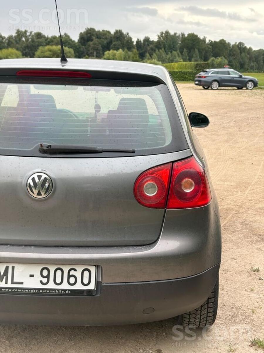 Pelēks Volkswagen Golf 2006 Bauska, ar dzinēja tilpumu 1.90 L un nobraukumu 295 tūkst. km par 2300 €, foto 4 vietnē AUTOMOTO.COM.LV