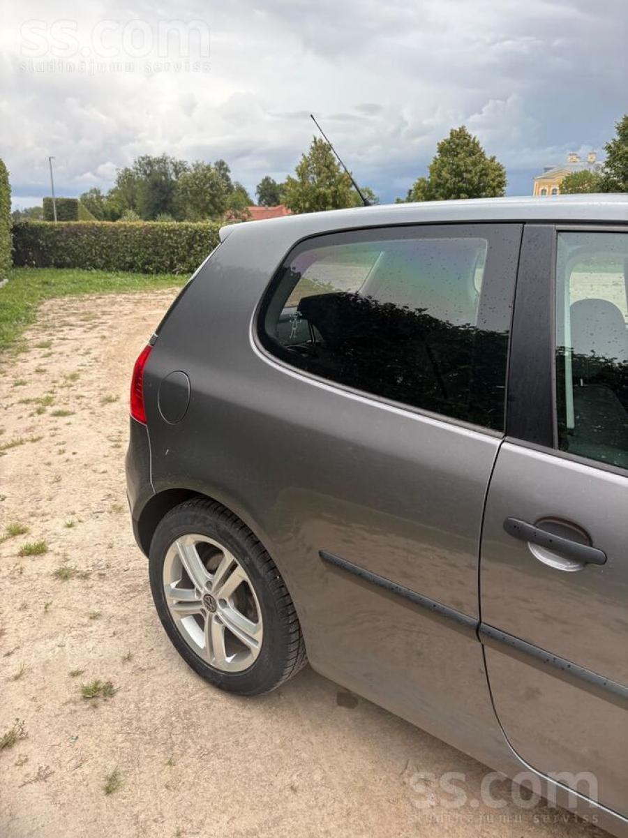 Pelēks Volkswagen Golf 2006 Bauska, ar dzinēja tilpumu 1.90 L un nobraukumu 295 tūkst. km par 2300 €, foto 5 vietnē AUTOMOTO.COM.LV