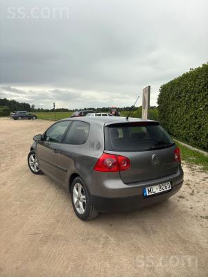 Pelēks Volkswagen Golf 2006 Bauska, ar dzinēja tilpumu 1.90 L un nobraukumu 295 tūkst. km par 2300 €, foto 8 vietnē AUTOMOTO.COM.LV