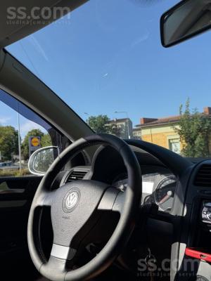 Pelēks Volkswagen Golf 2006 Cēsis, ar dzinēja tilpumu 1.90 L un nobraukumu 272 tūkst. km par 2500 €, foto 13 vietnē AUTOMOTO.COM.LV