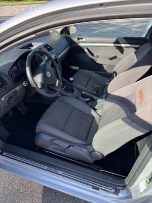 Pelēks Volkswagen Golf 2006 Cēsis, ar dzinēja tilpumu 1.90 L un nobraukumu 272 tūkst. km par 2500 €, foto 14 vietnē AUTOMOTO.COM.LV