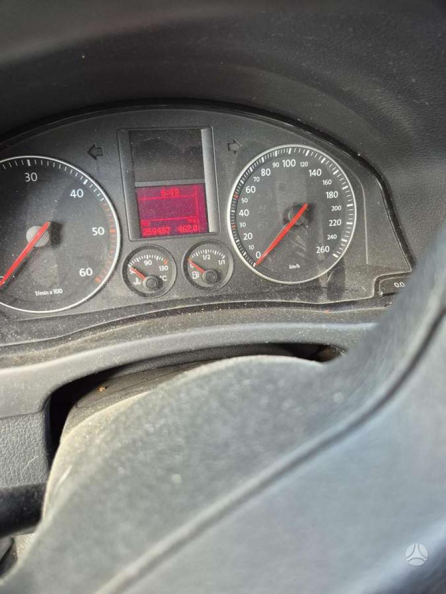 Grey Volkswagen Golf 2006 in Kelme, with an engine capacity of 1.90 L and mileage of 259 thousand km for 1500 €, photo 6 on AUTOMOTO.COM.LV