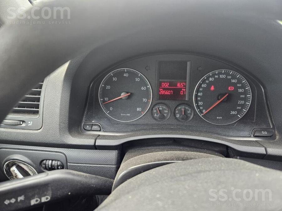 Grey Volkswagen Golf 2006 in Riga, with an engine capacity of 1.60 L and mileage of 286 thousand km for 1050 €, photo 4 on AUTOMOTO.COM.LV