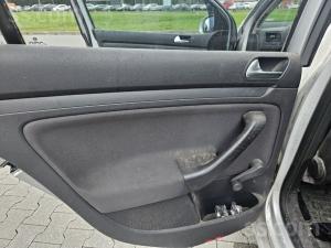Grey Volkswagen Golf 2006 in Riga, with an engine capacity of 1.60 L and mileage of 286 thousand km for 1050 €, photo 7 on AUTOMOTO.COM.LV
