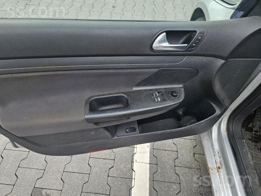 Grey Volkswagen Golf 2006 in Riga, with an engine capacity of 1.60 L and mileage of 286 thousand km for 1050 €, photo 8 on AUTOMOTO.COM.LV