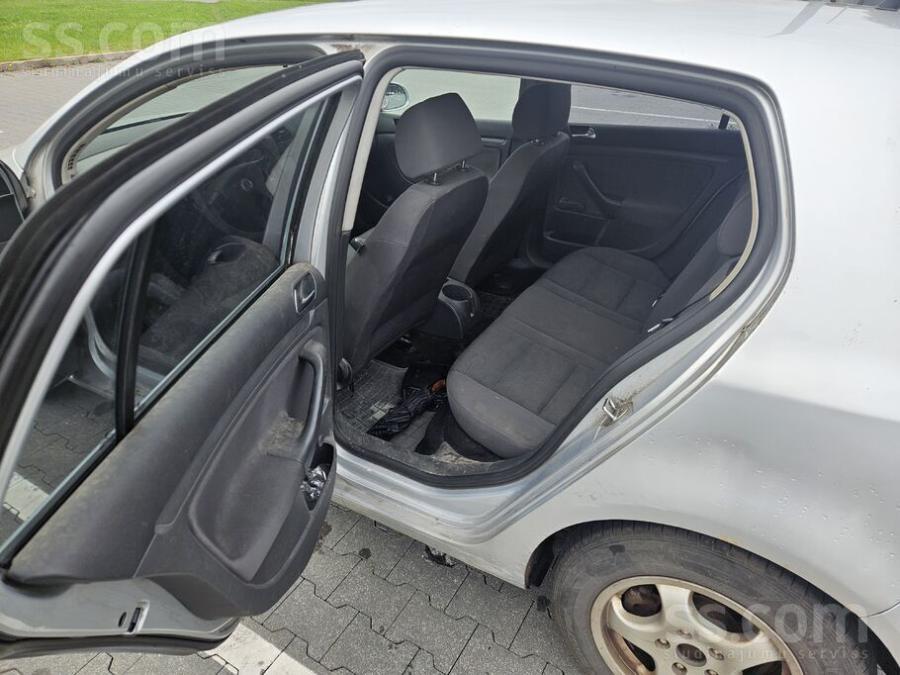 Grey Volkswagen Golf 2006 in Riga, with an engine capacity of 1.60 L and mileage of 286 thousand km for 1050 €, photo 9 on AUTOMOTO.COM.LV