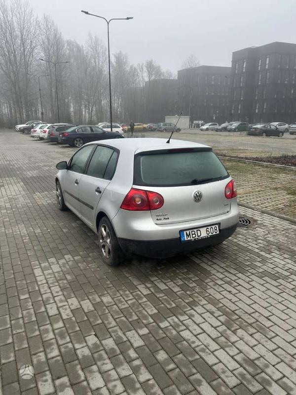 Pelēks Volkswagen Golf 2007 Viļņa, ar dzinēja tilpumu 1.90 L un nobraukumu 350 tūkst. km par 700 €, foto 1 vietnē AUTOMOTO.COM.LV