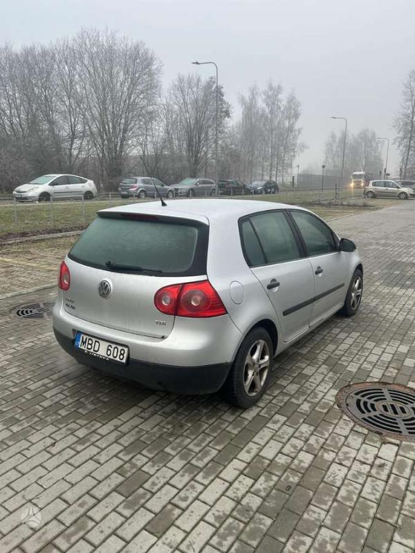 Pelēks Volkswagen Golf 2007 Viļņa, ar dzinēja tilpumu 1.90 L un nobraukumu 350 tūkst. km par 700 €, foto 2 vietnē AUTOMOTO.COM.LV