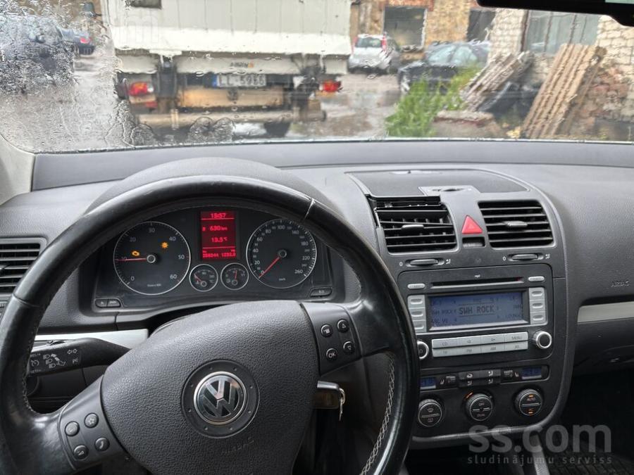 Pelēks Volkswagen Golf 2008 Rīga, ar dzinēja tilpumu 1.90 L un nobraukumu 260 tūkst. km par 1100 €, foto 5 vietnē AUTOMOTO.COM.LV