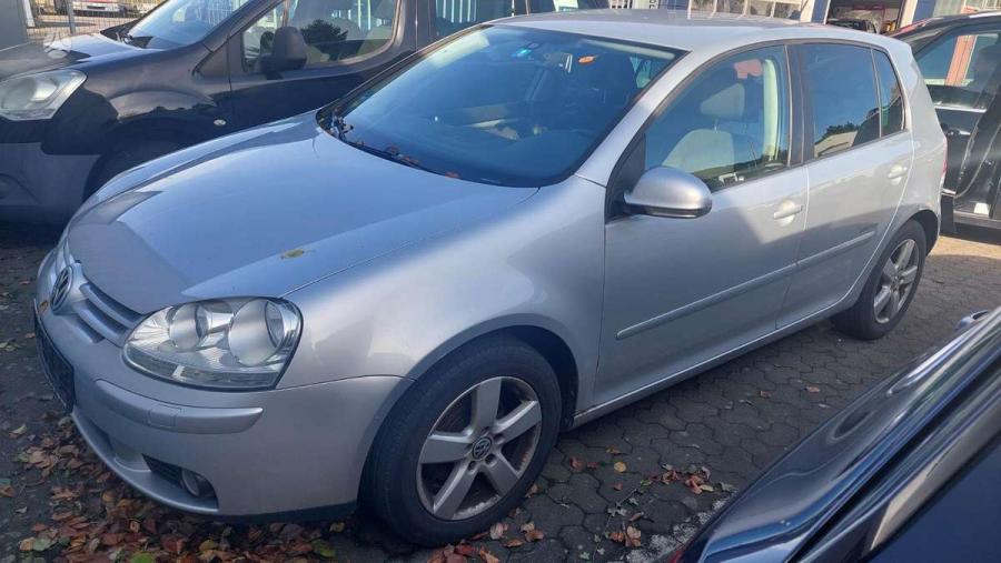 Pelēks Volkswagen Golf 2008 Panevēža, ar dzinēja tilpumu 1.60 L un nobraukumu 195 tūkst. km par 2200 €, foto 1 vietnē AUTOMOTO.COM.LV