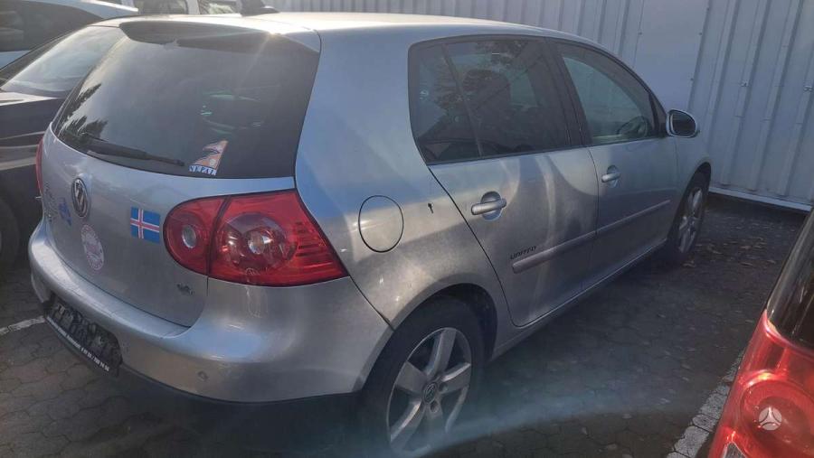 Pelēks Volkswagen Golf 2008 Panevēža, ar dzinēja tilpumu 1.60 L un nobraukumu 195 tūkst. km par 2200 €, foto 3 vietnē AUTOMOTO.COM.LV