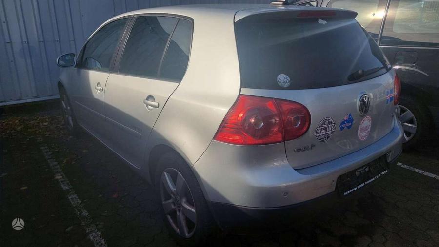 Pelēks Volkswagen Golf 2008 Panevēža, ar dzinēja tilpumu 1.60 L un nobraukumu 195 tūkst. km par 2200 €, foto 4 vietnē AUTOMOTO.COM.LV