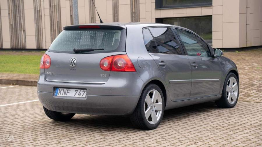 Grey Volkswagen Golf 2008 in Taurage, with an engine capacity of 1.90 L and mileage of 340 thousand km for 2499 €, photo 8 on AUTOMOTO.COM.LV