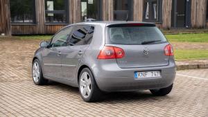 Grey Volkswagen Golf 2008 in Taurage, with an engine capacity of 1.90 L and mileage of 340 thousand km for 2499 €, photo 9 on AUTOMOTO.COM.LV
