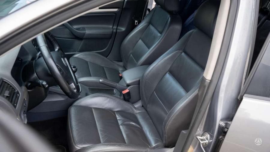Grey Volkswagen Golf 2008 in Taurage, with an engine capacity of 1.90 L and mileage of 340 thousand km for 2499 €, photo 11 on AUTOMOTO.COM.LV