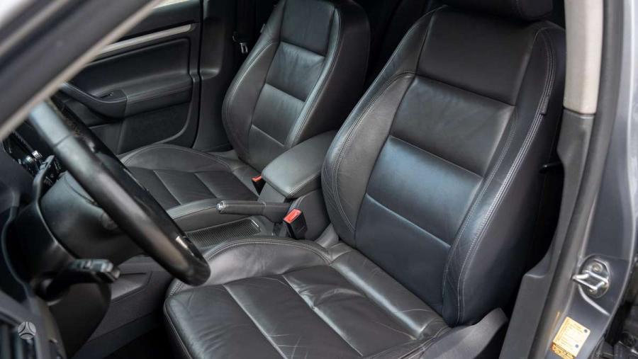 Grey Volkswagen Golf 2008 in Taurage, with an engine capacity of 1.90 L and mileage of 340 thousand km for 2499 €, photo 12 on AUTOMOTO.COM.LV