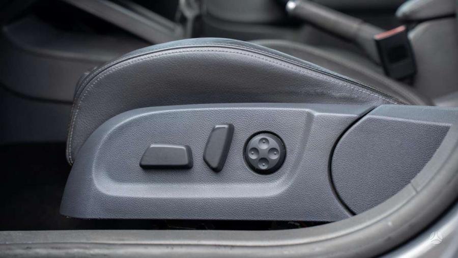 Grey Volkswagen Golf 2008 in Taurage, with an engine capacity of 1.90 L and mileage of 340 thousand km for 2499 €, photo 13 on AUTOMOTO.COM.LV