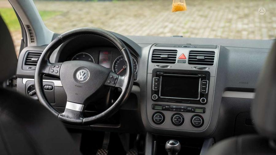 Grey Volkswagen Golf 2008 in Taurage, with an engine capacity of 1.90 L and mileage of 340 thousand km for 2499 €, photo 16 on AUTOMOTO.COM.LV