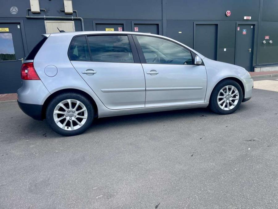 Pelēks Volkswagen Golf 2008 Viļņa, ar dzinēja tilpumu 1.90 L un nobraukumu 320 tūkst. km par 2500 €, foto 7 vietnē AUTOMOTO.COM.LV